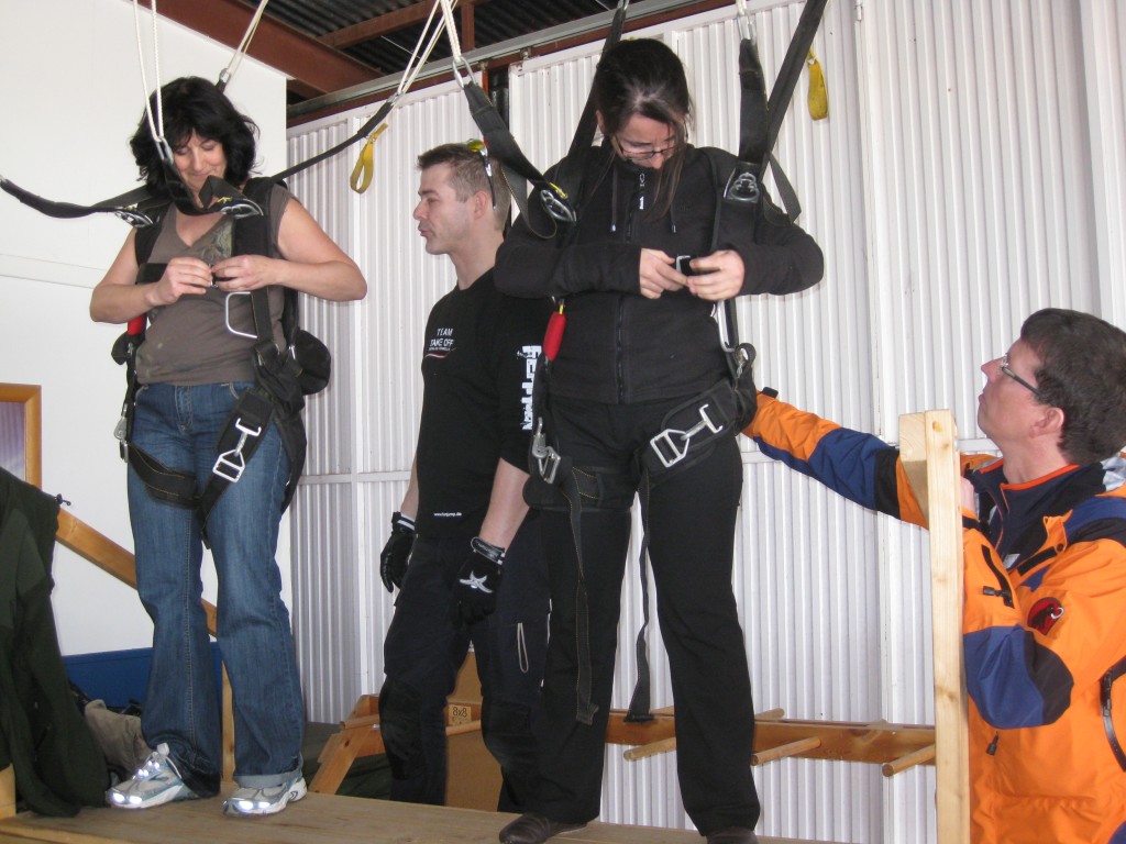 Book your AFF training in Spain and learn how to skydive in a matter of ...